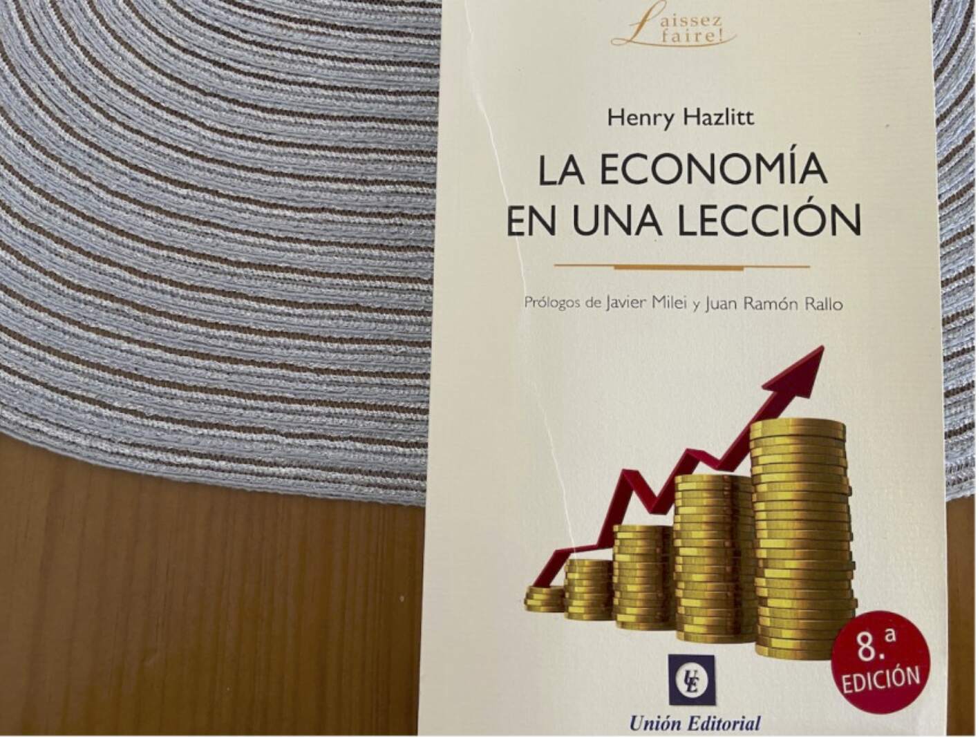 Economía básica → 2 lecciones esenciales y 10 mentiras extendidas